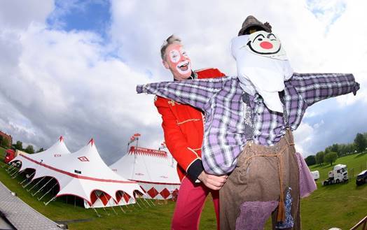Zippos Circus installs a Circus themed Scarecrow after London crows ...