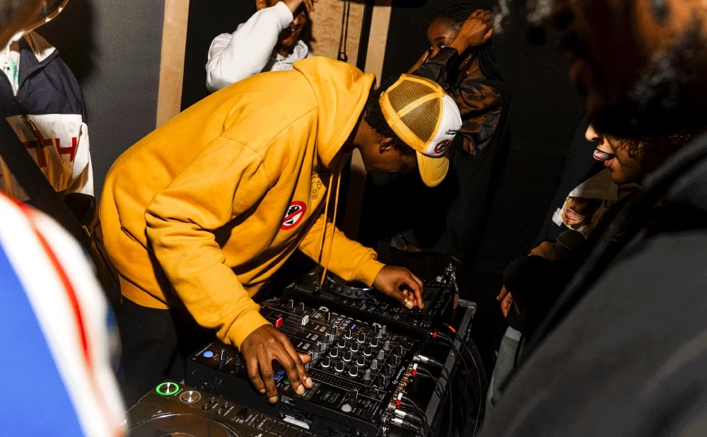 Over 100 DJs Are Set To Play At A Pop-Up DJ Booth In Shoreditch ...