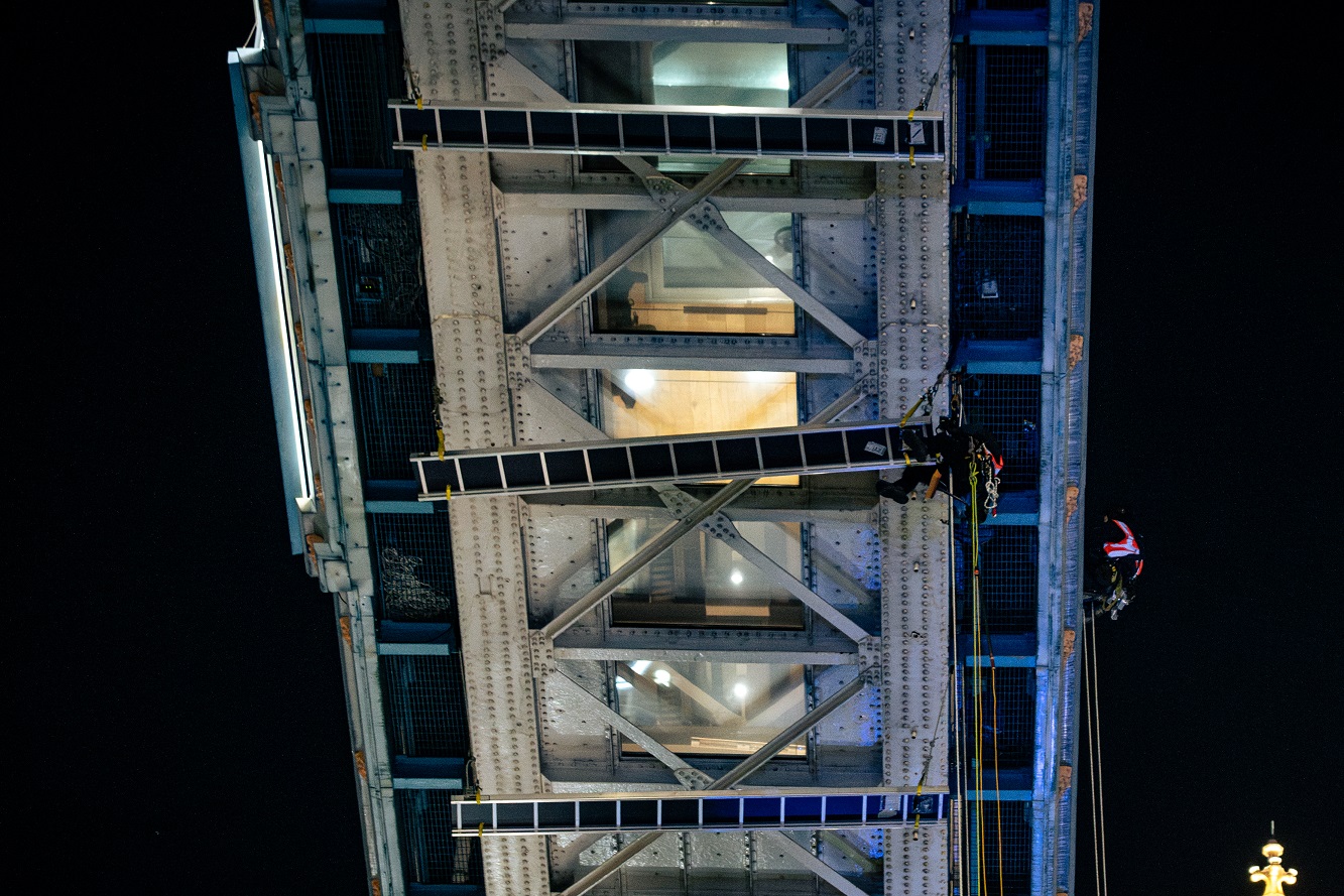 Flying high to clean Tower Bridge’s famous glass walkways - London Post