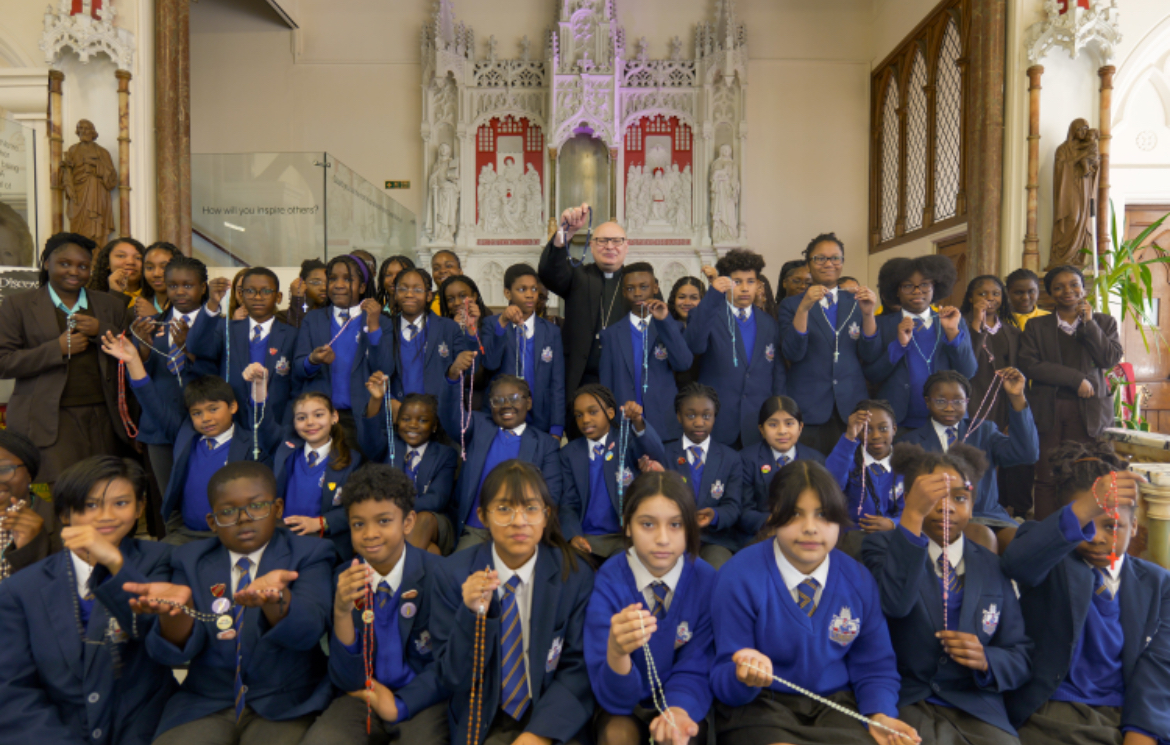 Archbishop leads over 10,000 schoolchildren in a rosary - London Post