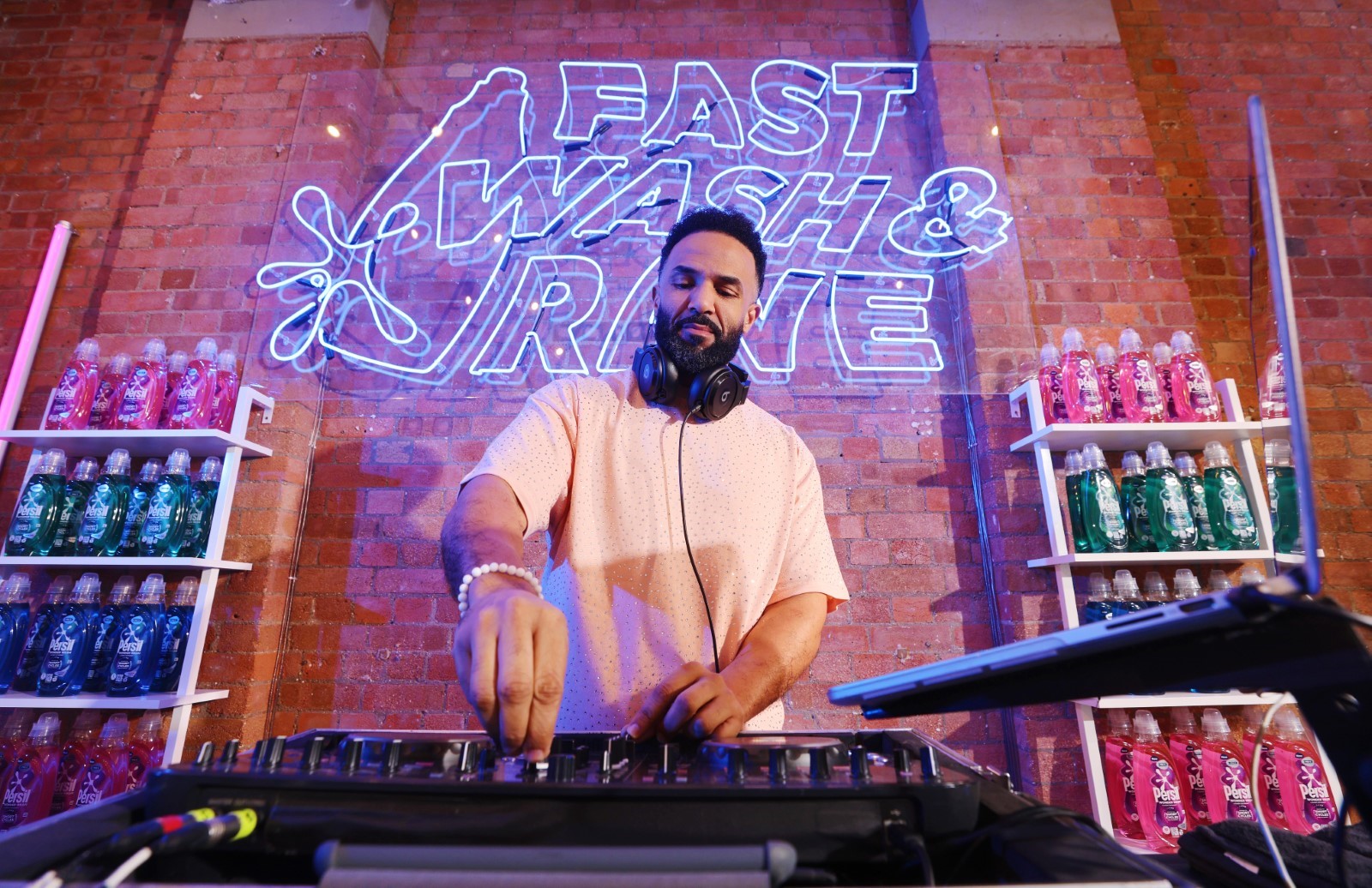 CRAIG DAVID HEADLINES AT PERSIL’S FAST WASH & RAVE LAUNDRETTE - London Post