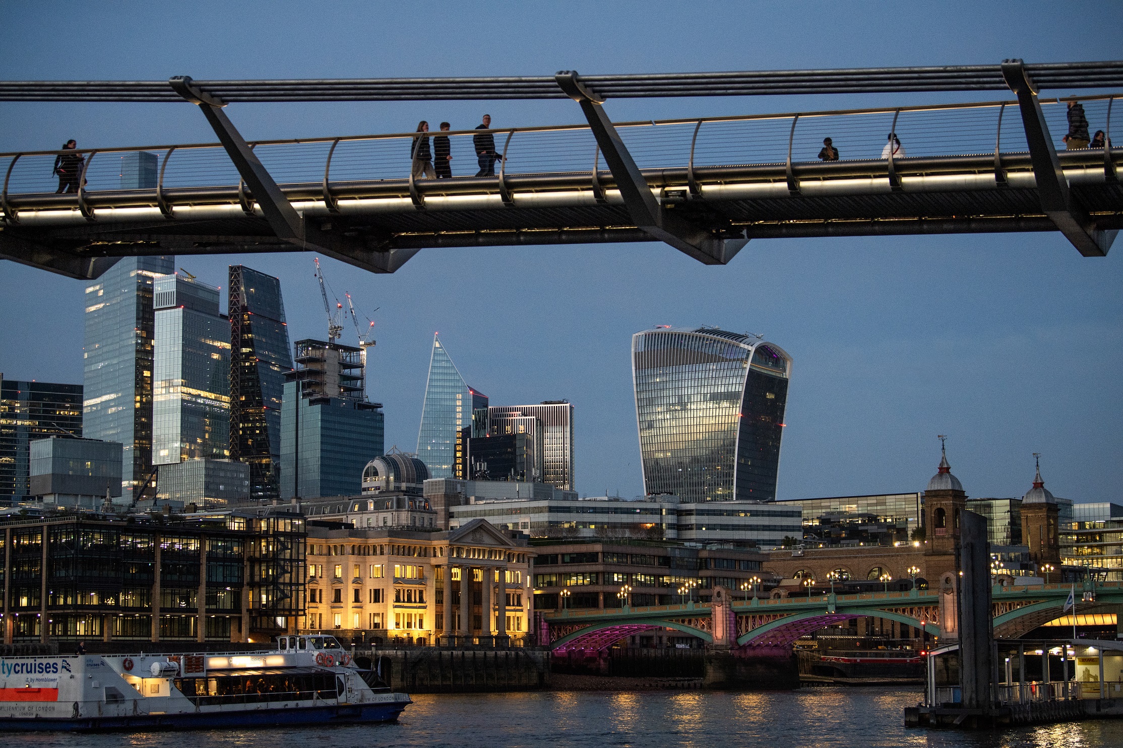 City bridges ‘power down’ for first time for Earth Hour - London Post