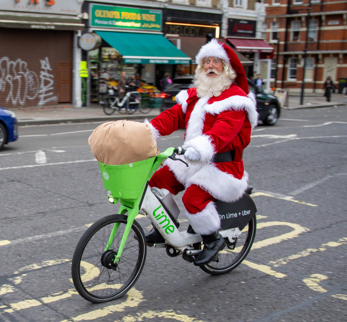 SANTA SEEN SWAPPING HIS SLEIGH FOR A LIME BIKE AS HE NAVIGATES LONDON ...
